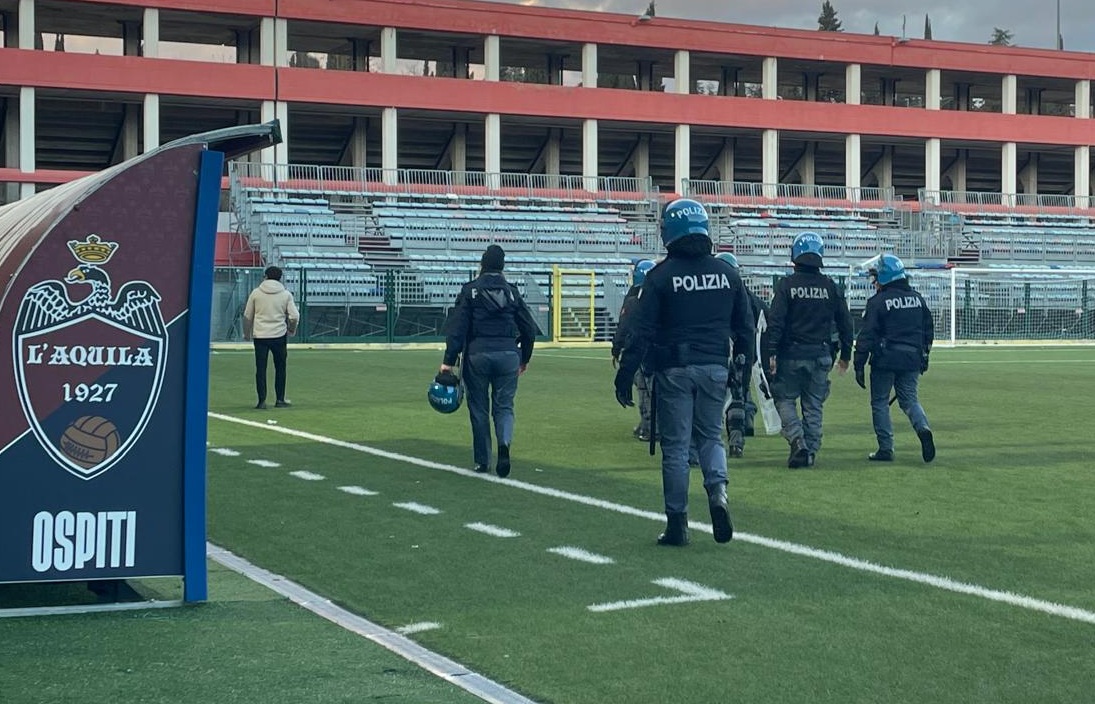 VeraTV.it | L’Aquila-Samb: scontri tra tifosi in mezzo al campo