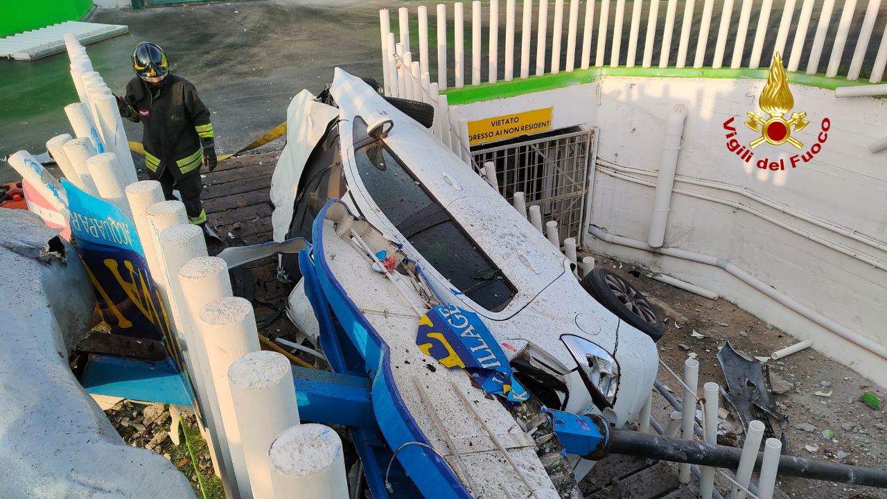 VeraTV.it | Altidona – Scontro tra auto: una finisce nel camping ...