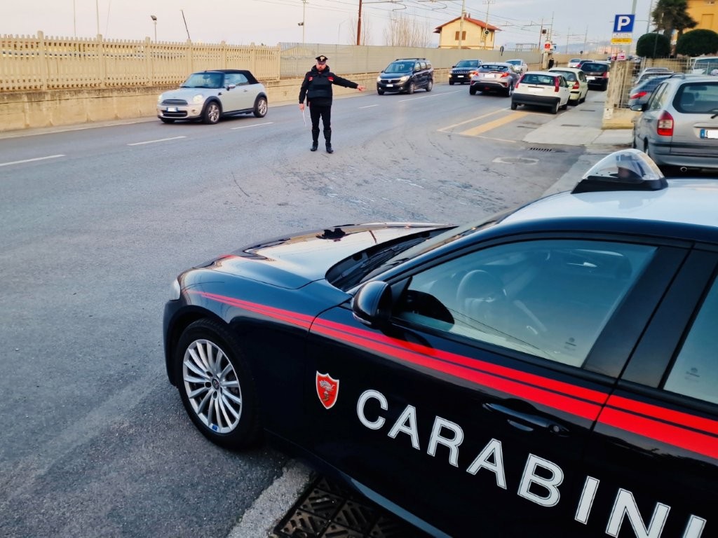 VeraTV.it | Falconara – I carabinieri arrestano una donna per rapina e ...