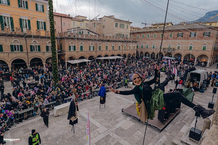 VeraTV.it | Ascoli Piceno - In migliaia in piazza del Popolo per la ...